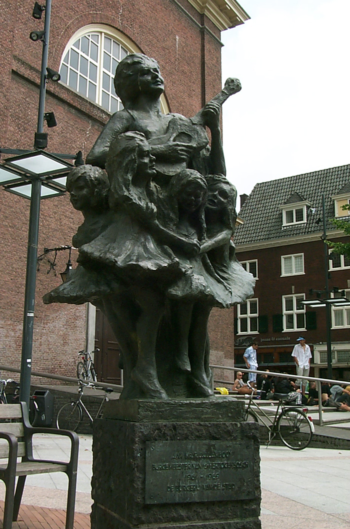 Bossche Encyclopedie | Musicerende vrouw met dansende kinderen (1969)